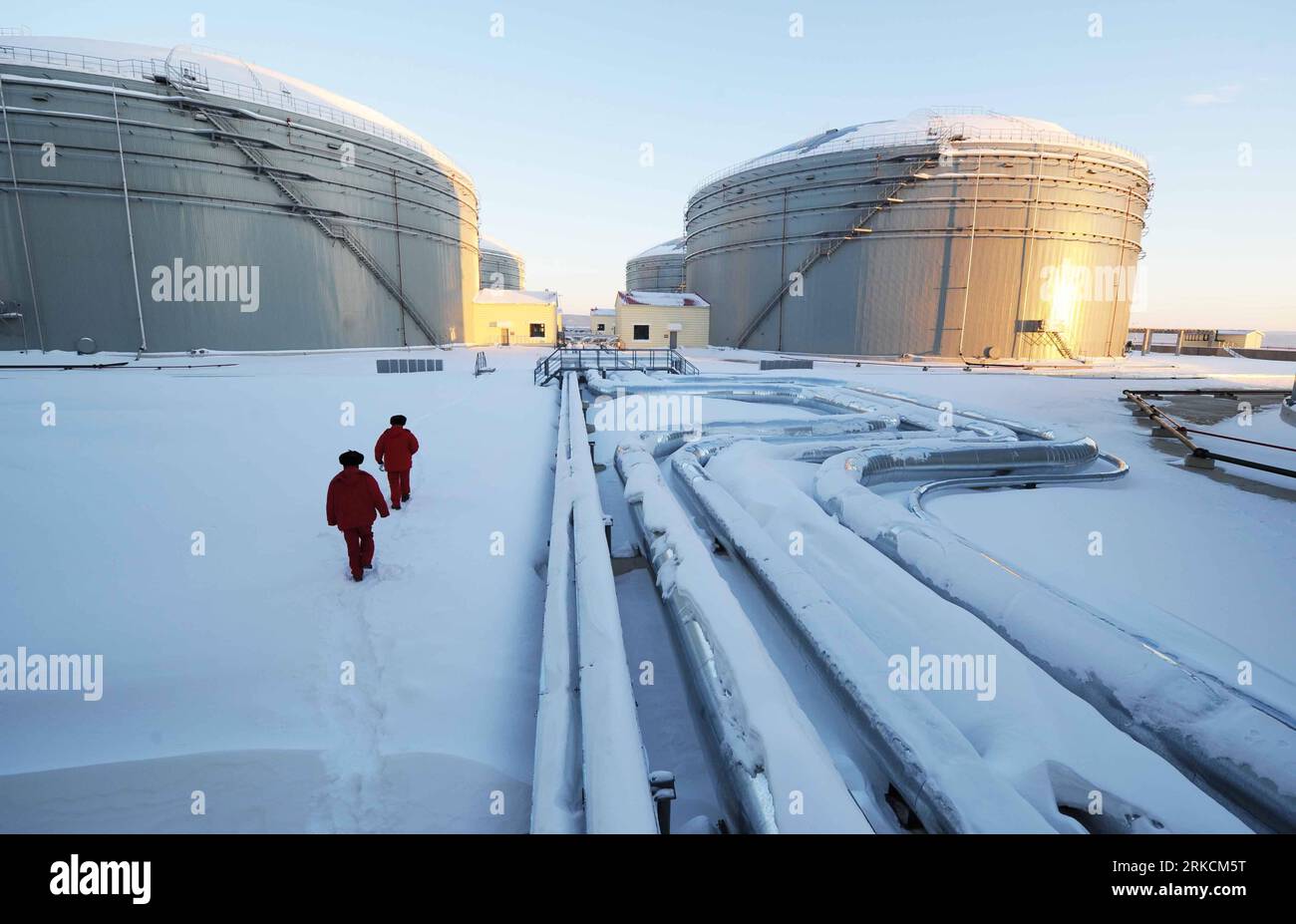 Oil storage tanks russia hi-res stock photography and images - Alamy