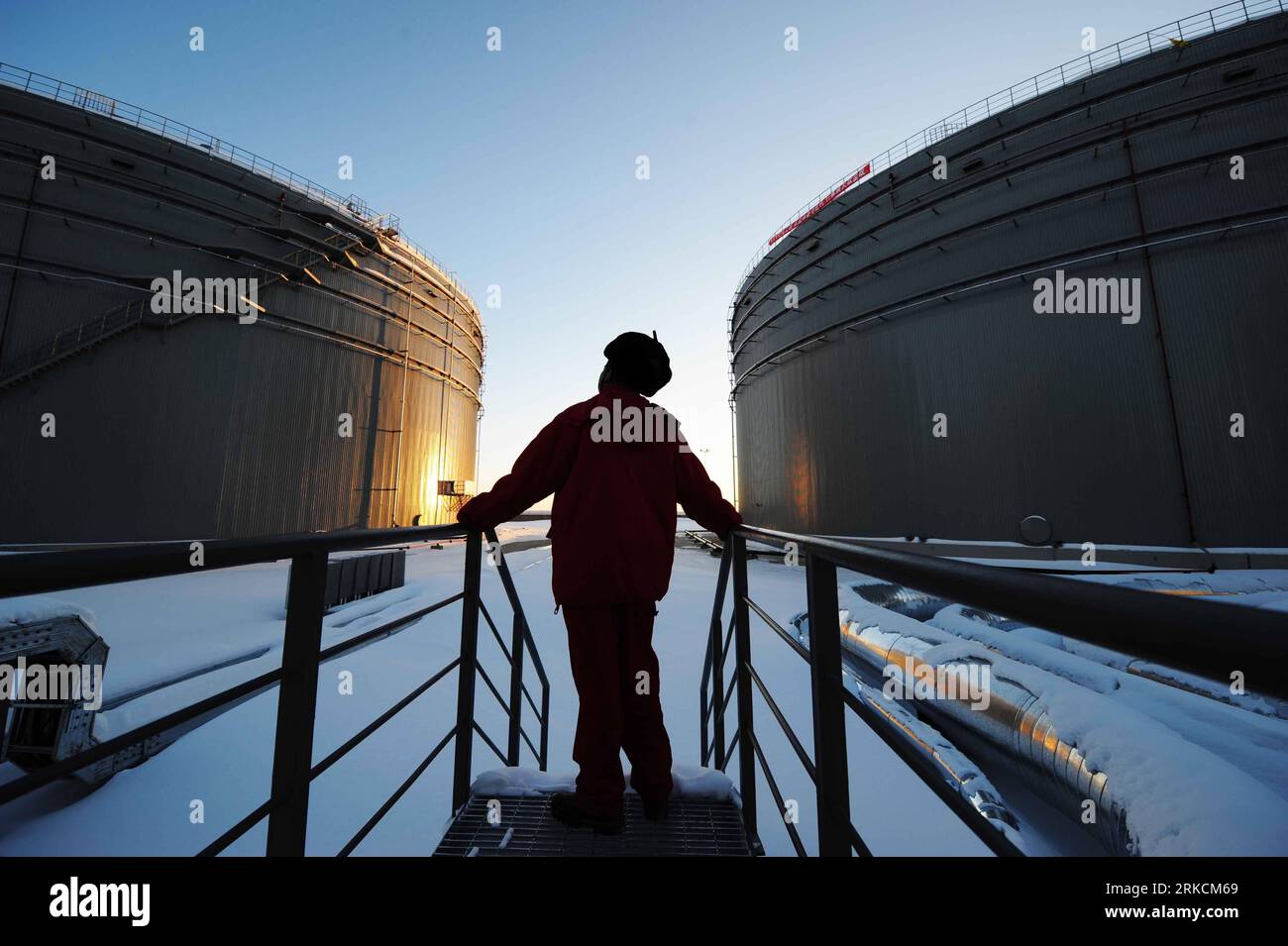 Oil storage tanks russia hi-res stock photography and images - Alamy