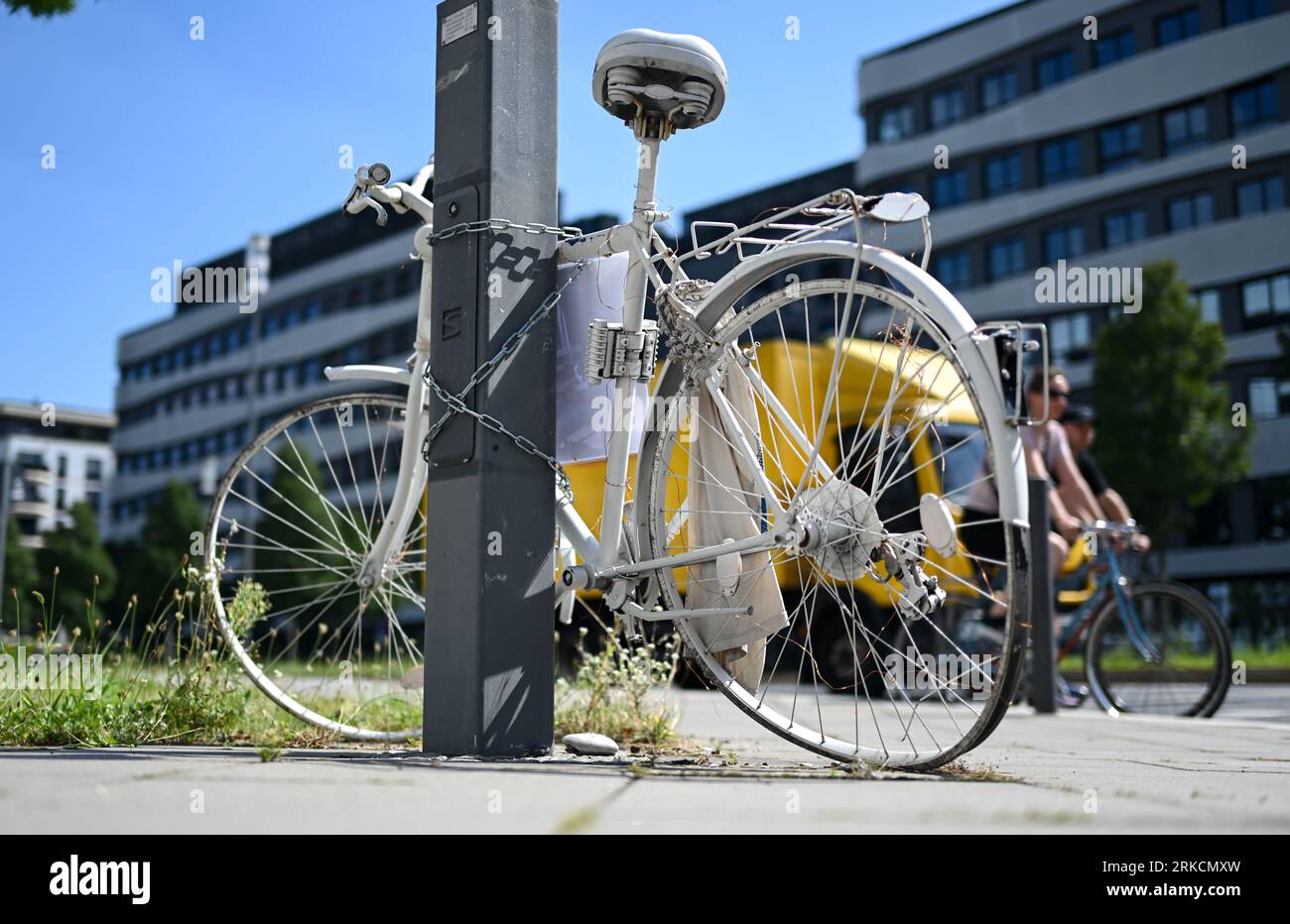 PRODUCTION - 23 August 2023, Hesse, Frankfurt/Main: A ghost bike, a ...