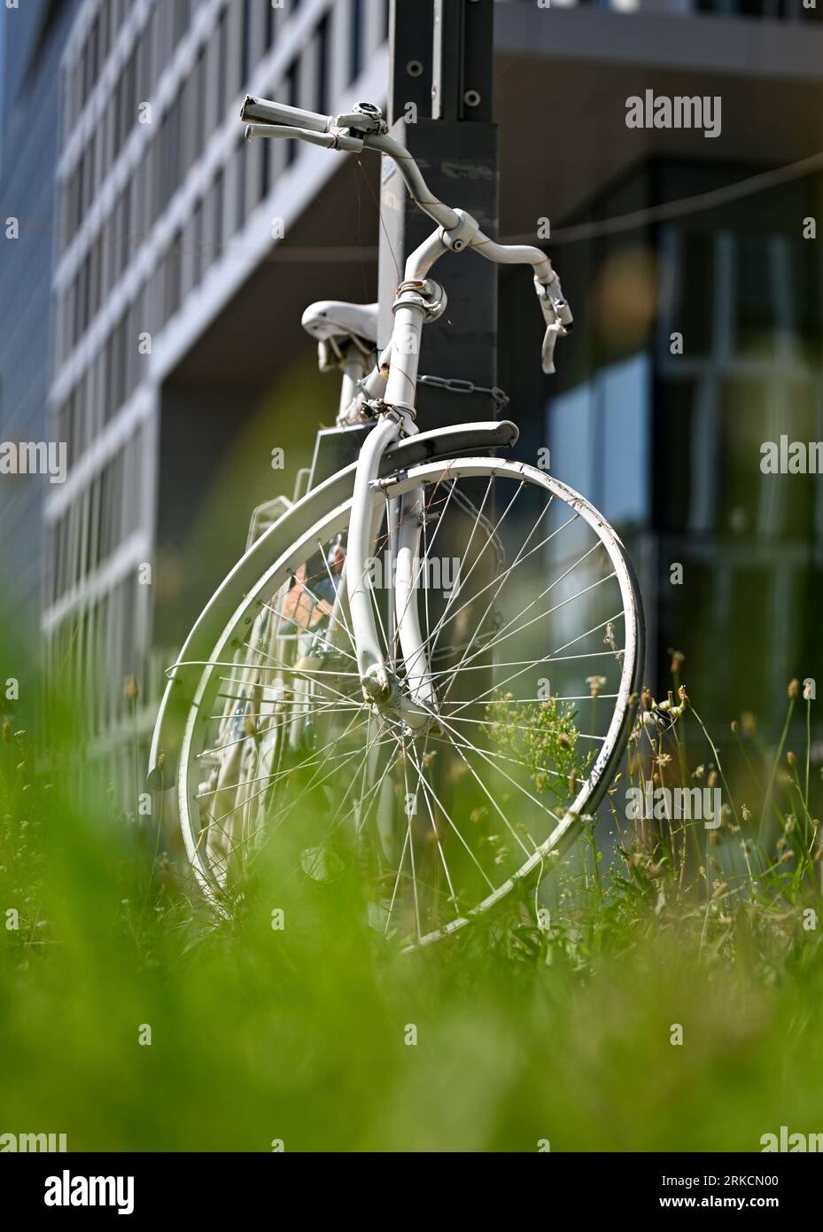 PRODUCTION - 23 August 2023, Hesse, Frankfurt/Main: A ghost bike, a ...