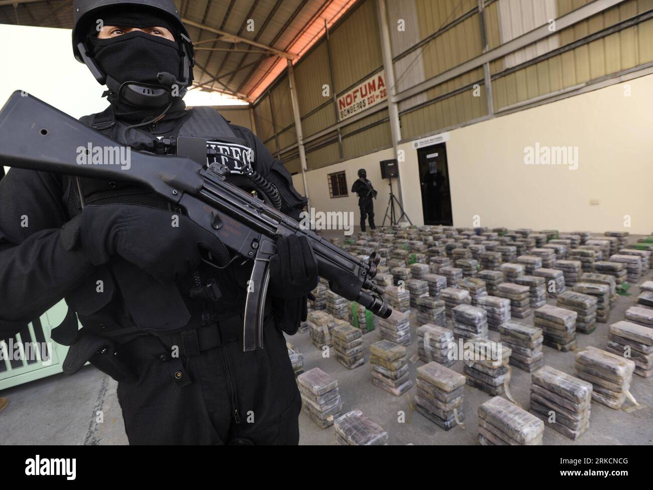 Panama police officer hi-res stock photography and images - Alamy