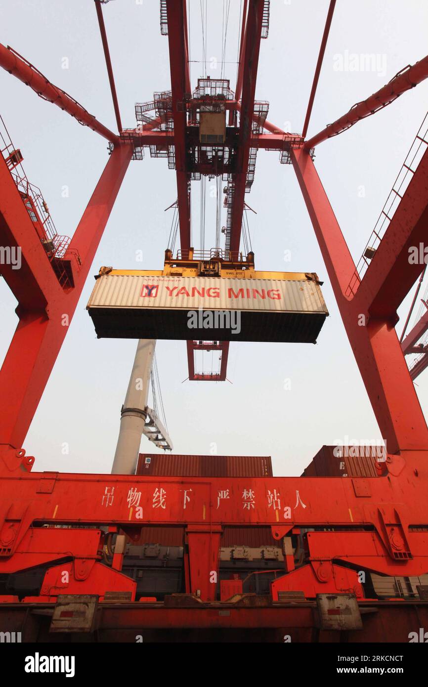 Kran und container hi-res stock photography and images - Alamy