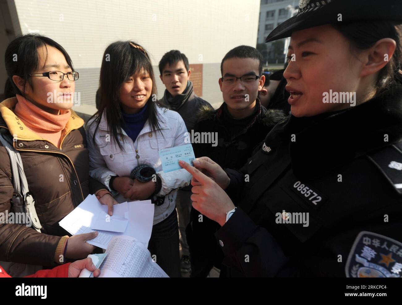 Police officer teaches students hi-res stock photography and images - Alamy