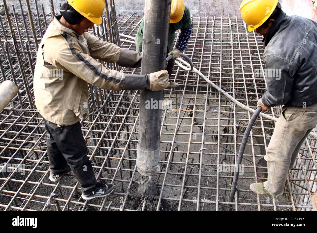Bridge construction concrete pour hi-res stock photography and images ...