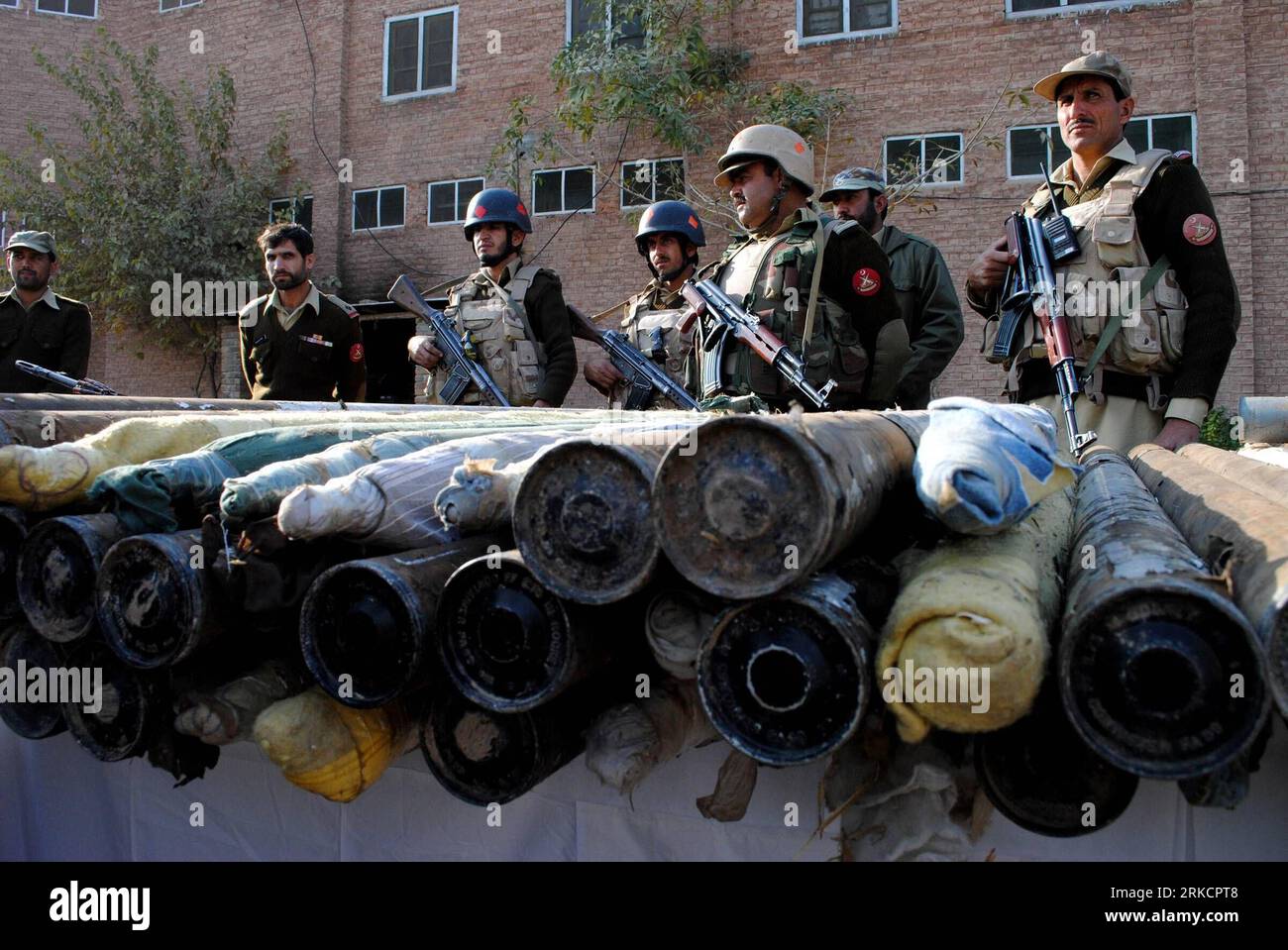 Taliban fighters pakistan hi-res stock photography and images - Alamy