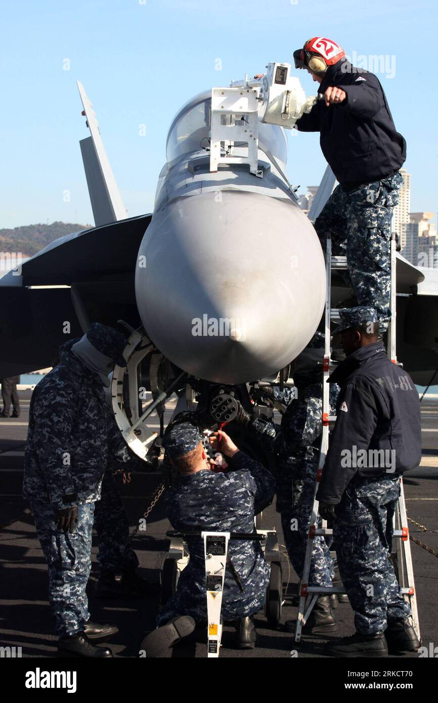 Us navy deck crew members hi-res stock photography and images - Alamy