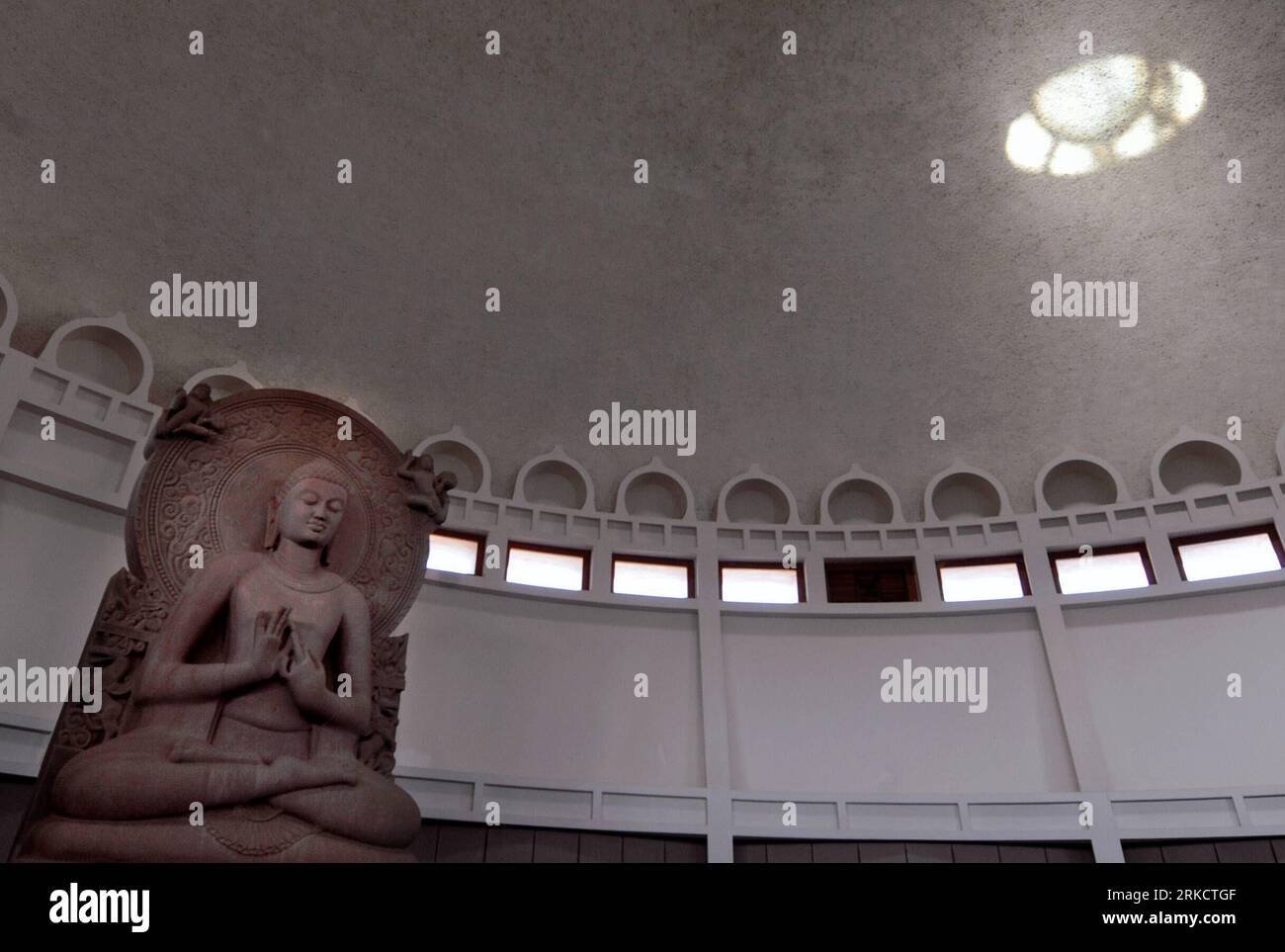 Statue of the buddha han dynasty hi-res stock photography and images ...