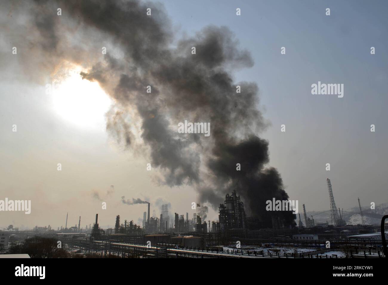 Oil refinery explosion hi-res stock photography and images - Alamy
