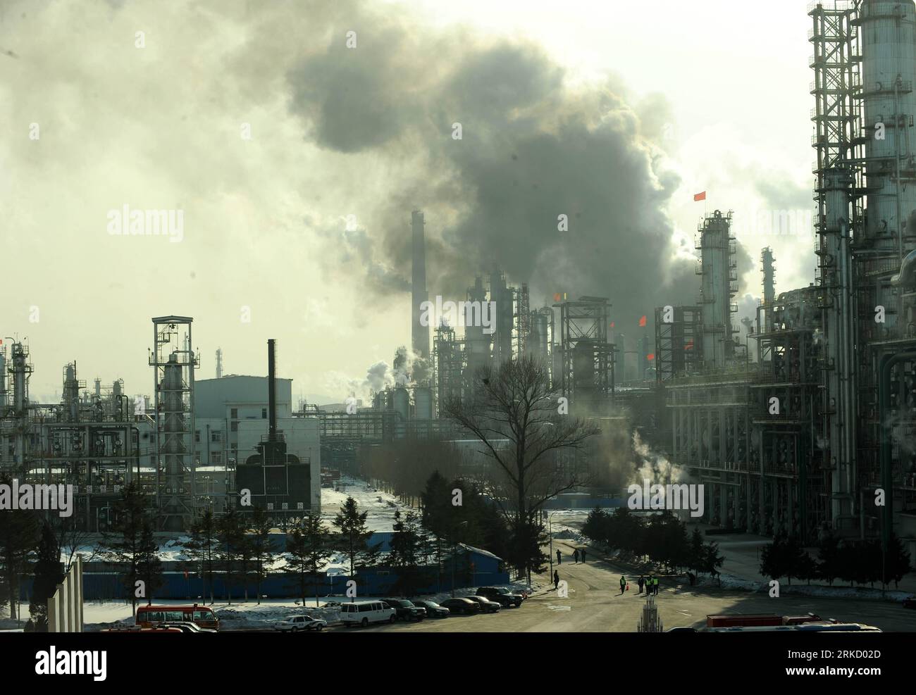 Oil refinery explosions hi-res stock photography and images - Alamy