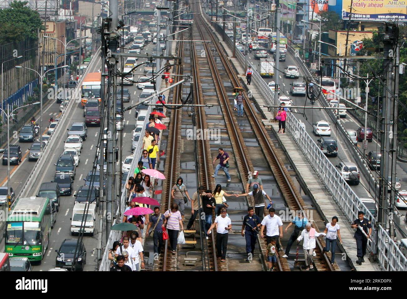 Manila philippines elevated train hi-res stock photography and images ...