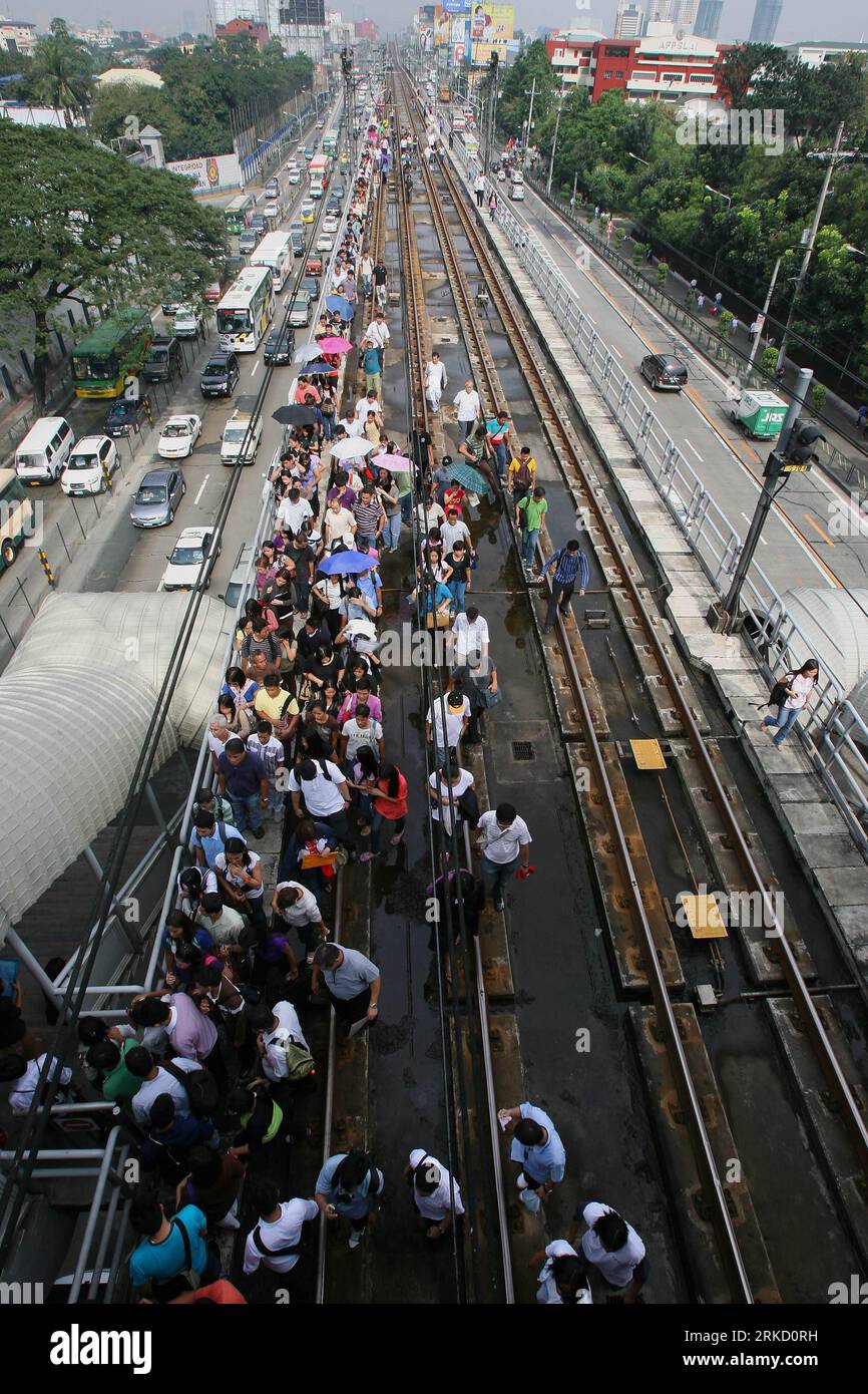 Manila philippines elevated train hi-res stock photography and images ...
