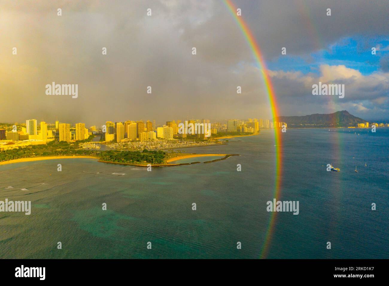 Rainbow over the Pacific, Waikiki and Ala Moana Beaches, Honolulu ...