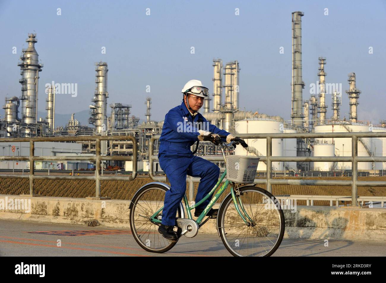 Petrochemicals capacity hi-res stock photography and images - Alamy