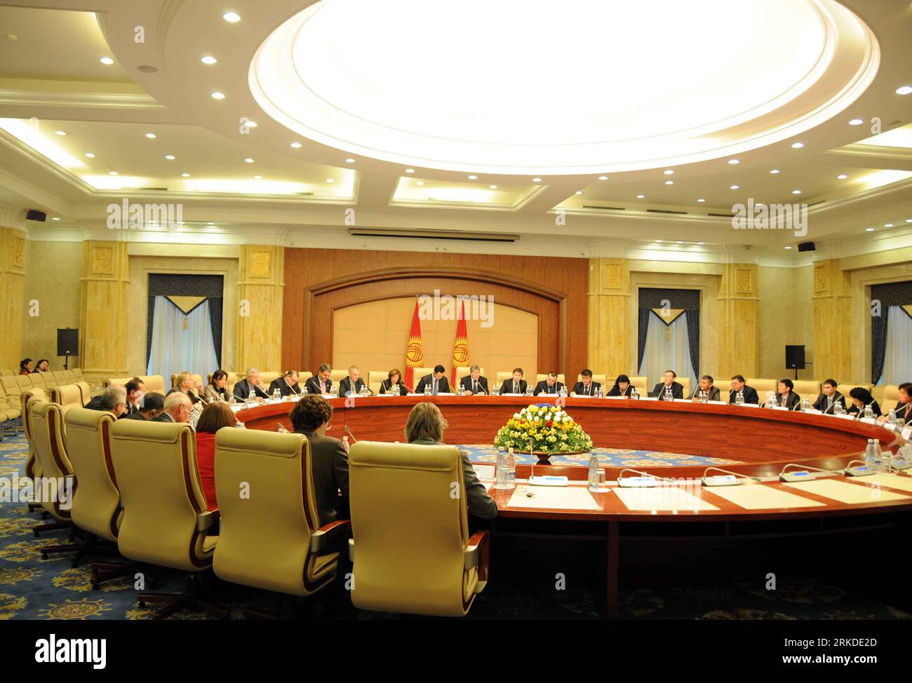 Donor round table hi-res stock photography and images - Alamy