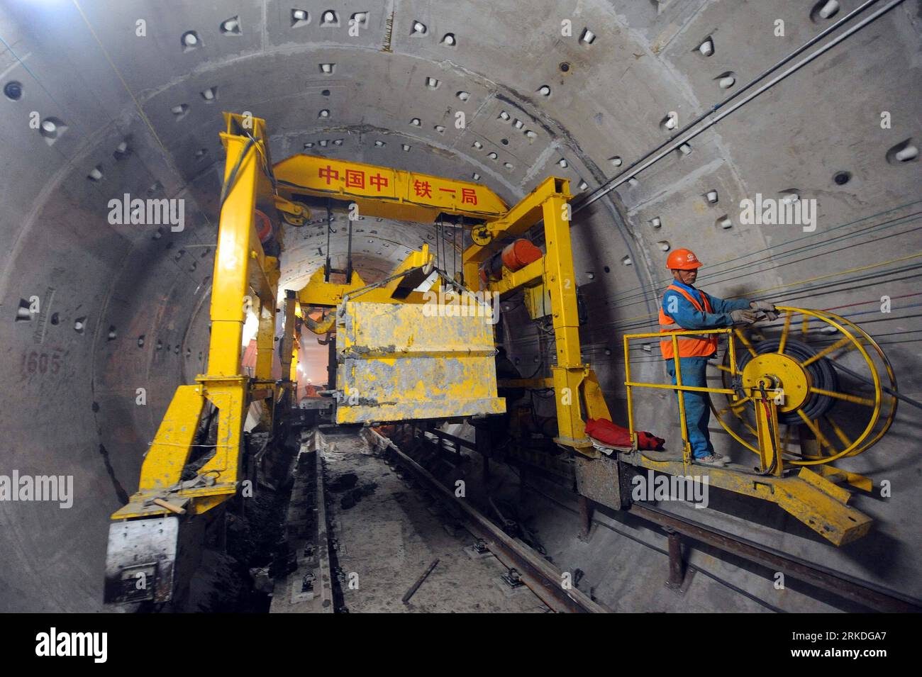Construction worker in hangzhou hi-res stock photography and images - Alamy