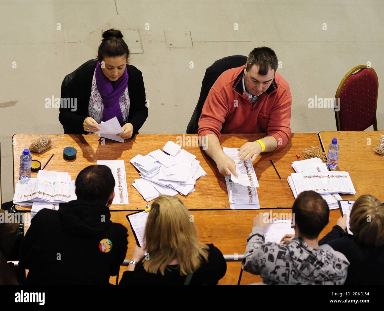 Counting ballot papers ireland hi-res stock photography and images - Alamy