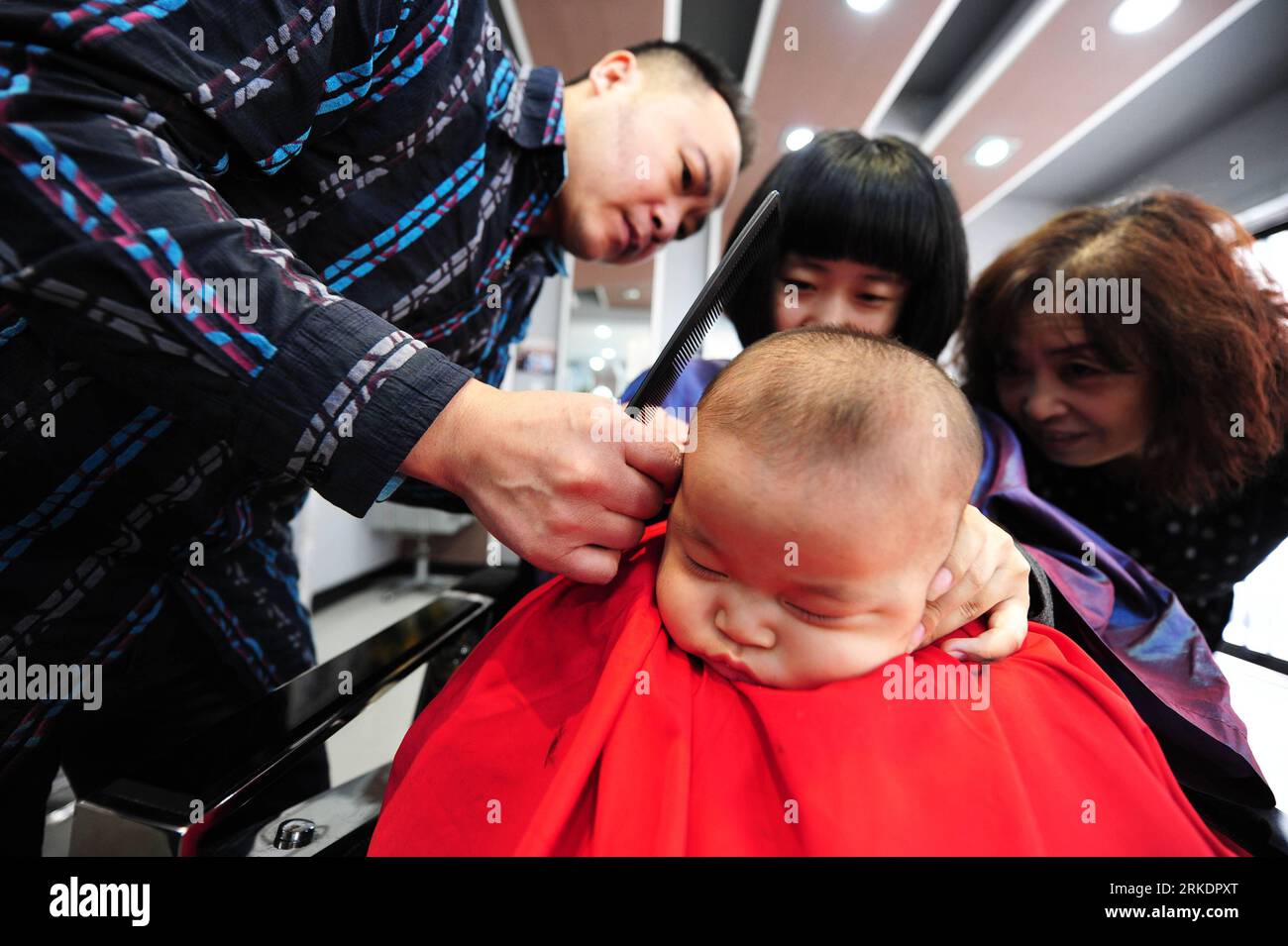Traditional chinese barber shops hi-res stock photography and images ...