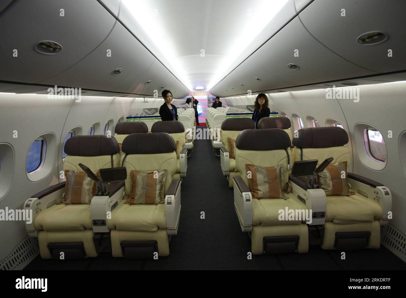 Jumbo jet interior hi-res stock photography and images - Alamy
