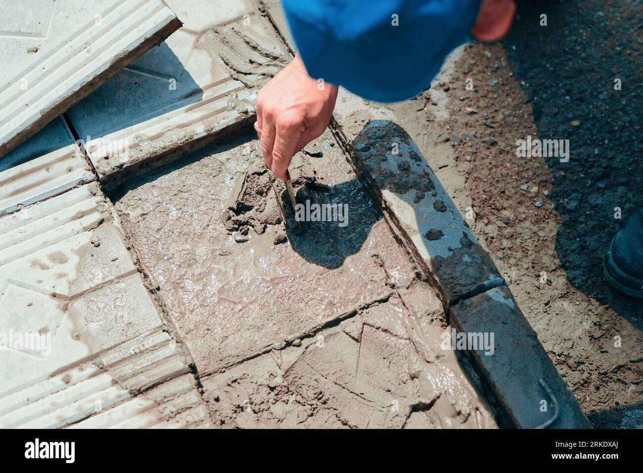 Tiler lays tiles hi-res stock photography and images - Alamy