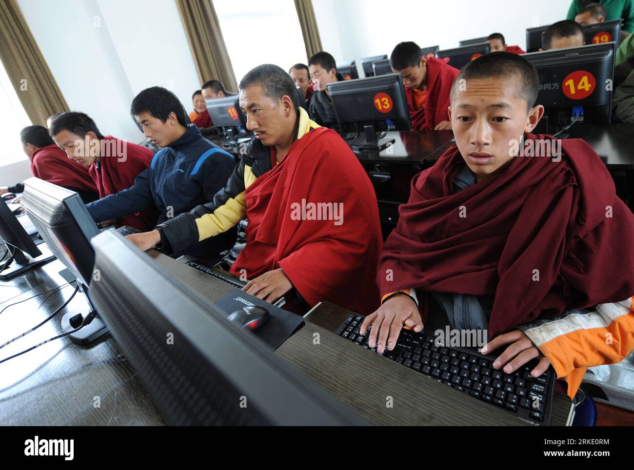 Students computer class china hi-res stock photography and images - Alamy