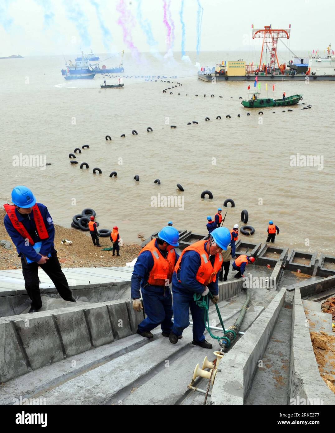 Laying submarine cable hi-res stock photography and images - Alamy