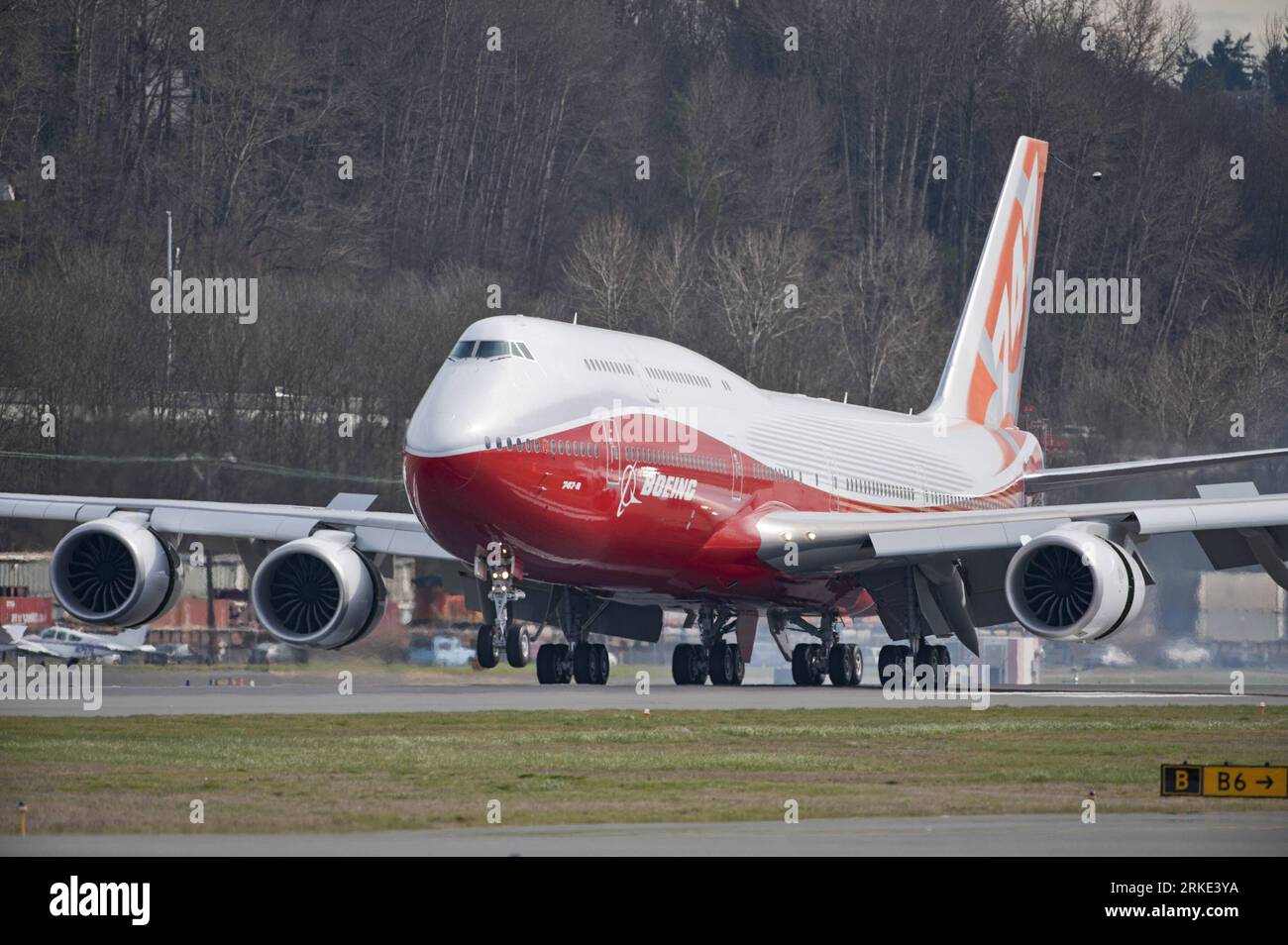 Boeing 747 8 in flight hi-res stock photography and images - Alamy
