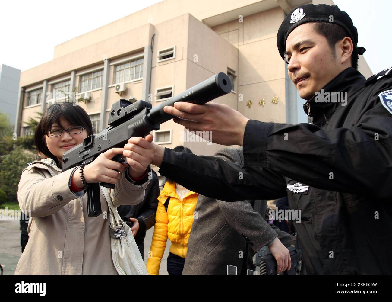Offene waffe hi-res stock photography and images - Alamy