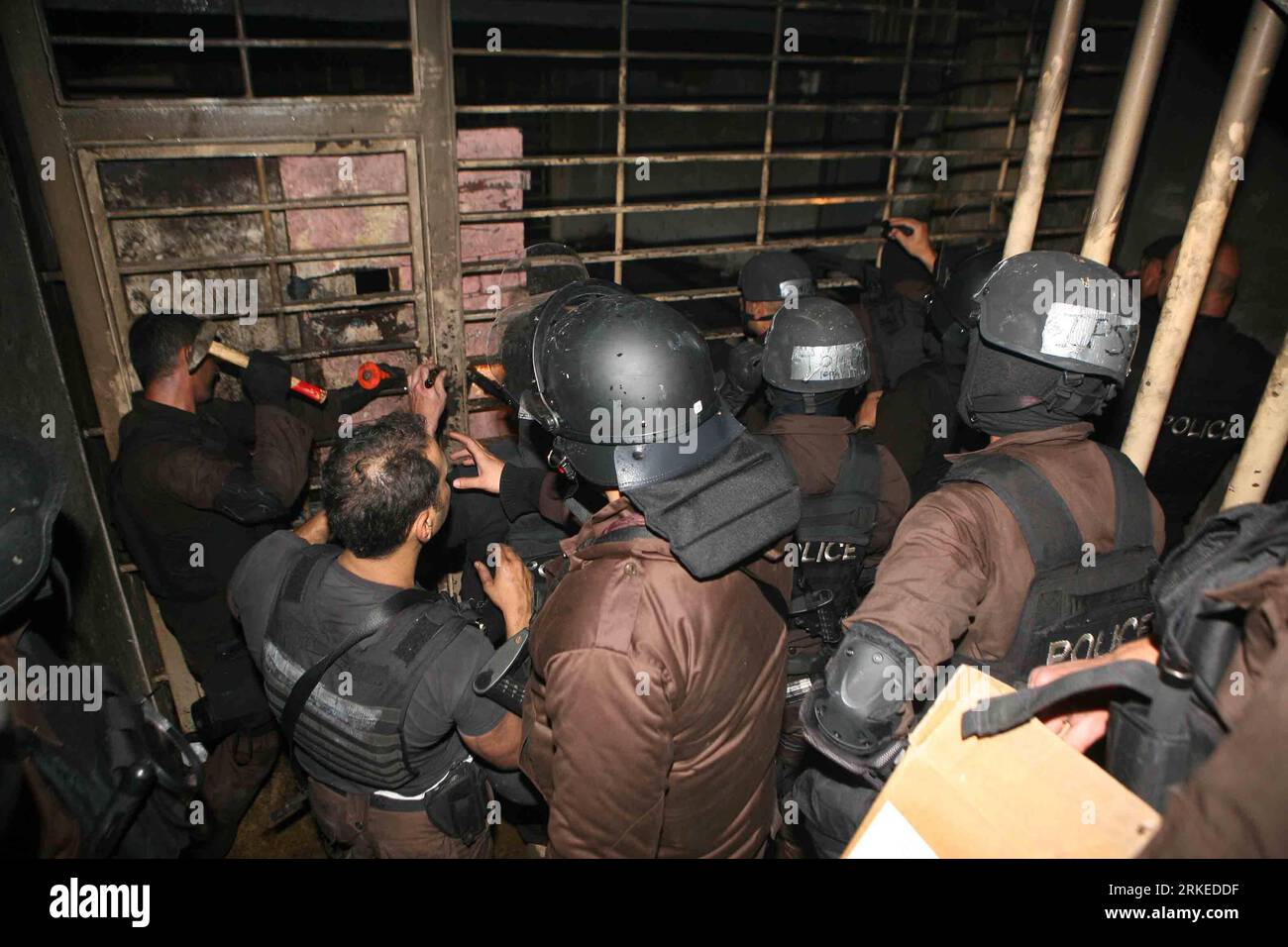 Asking for handout hi-res stock photography and images - Alamy