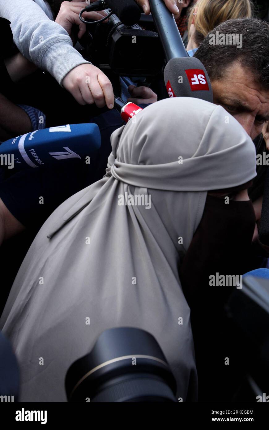 Full face burqa hi-res stock photography and images - Alamy