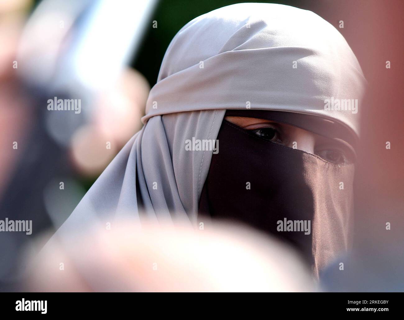 Full face veils hi-res stock photography and images - Alamy