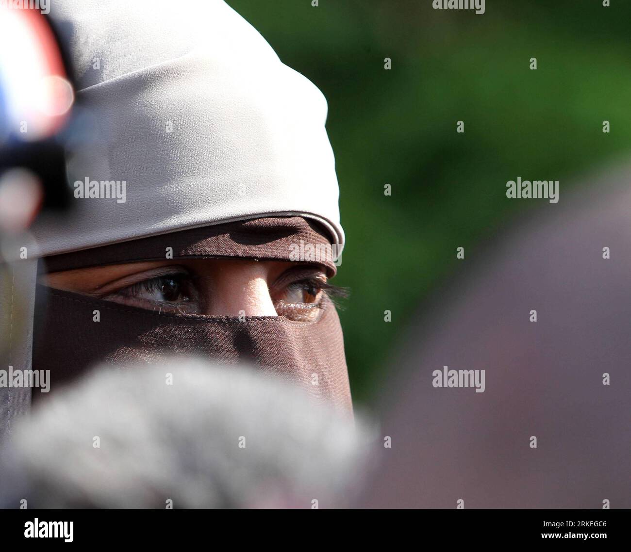 Full face burqa hi-res stock photography and images - Alamy