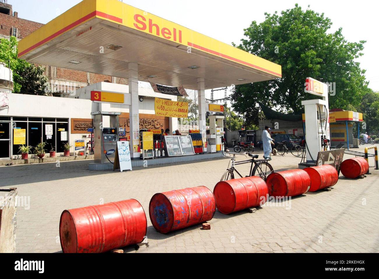 Compressed natural gas pakistan hi-res stock photography and images - Alamy