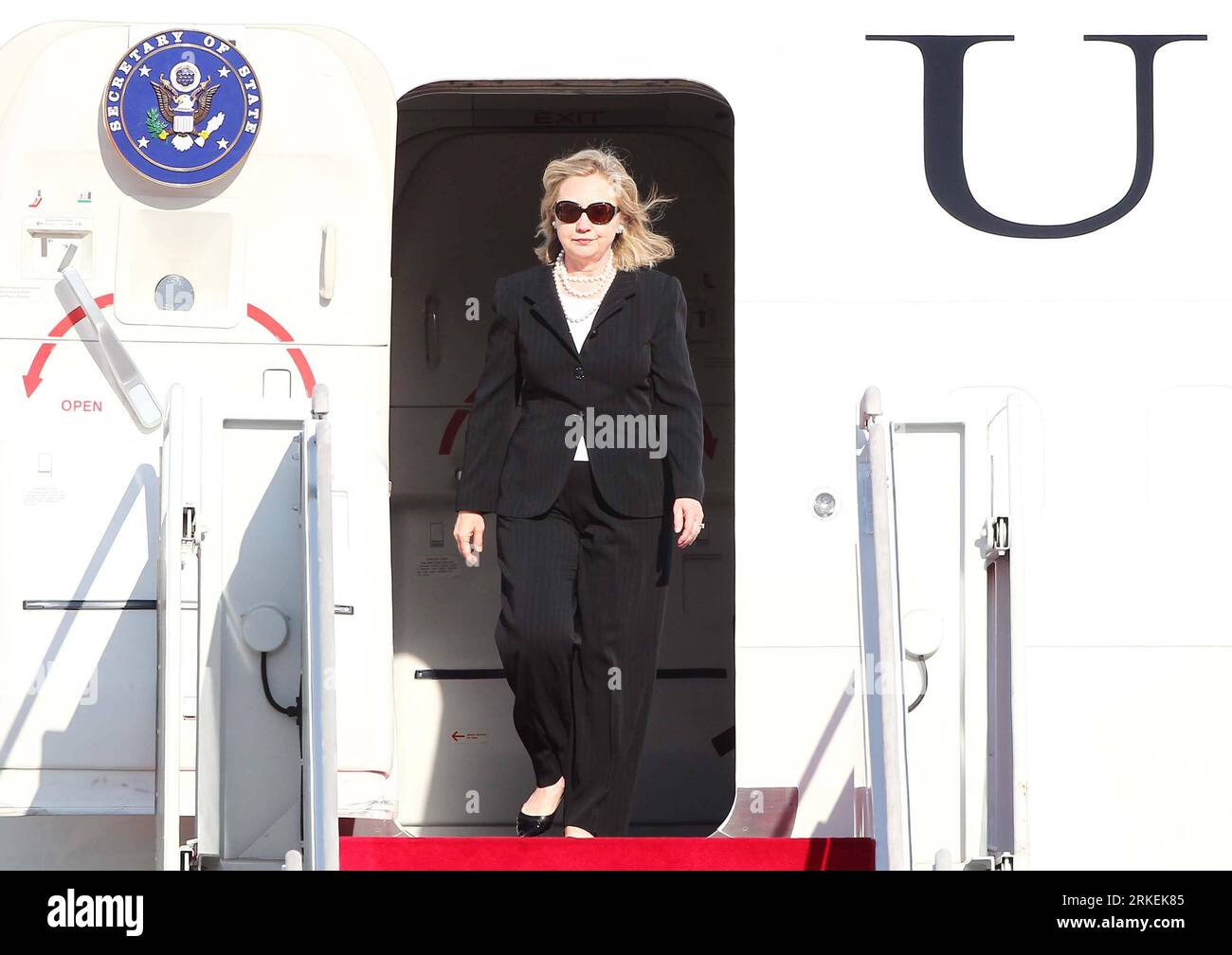 Hillary clinton military plane hi-res stock photography and images - Alamy