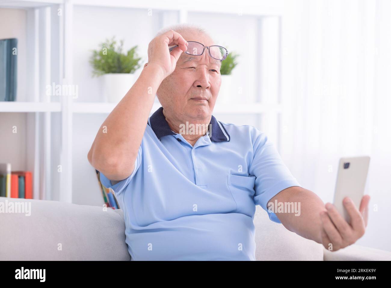 Man having loss on phone hi-res stock photography and images - Alamy