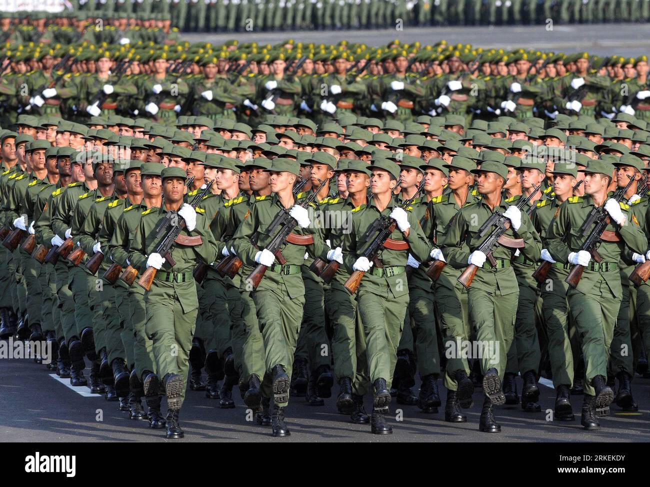 110417 -- HAVANA, April 17, 2011 Xinhua -- Soldiers proceed in ...