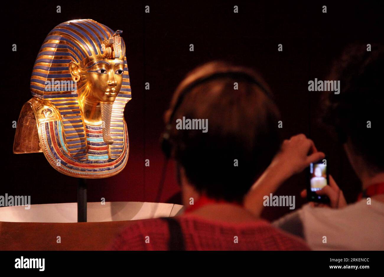 Mask of tutankhamun replica hi-res stock photography and images - Alamy