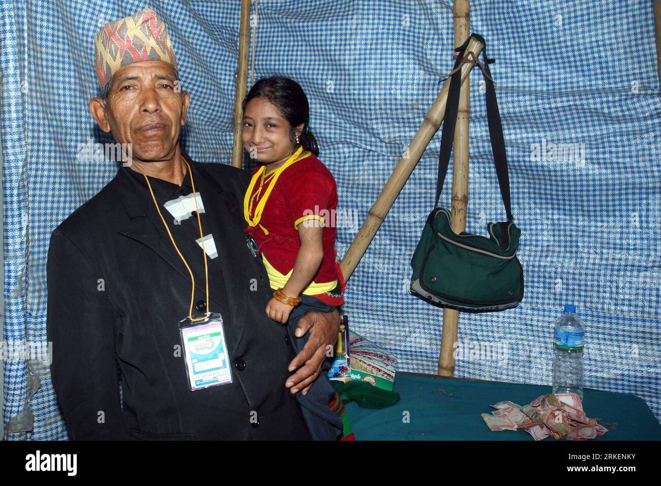 World shortest woman hi-res stock photography and images - Alamy