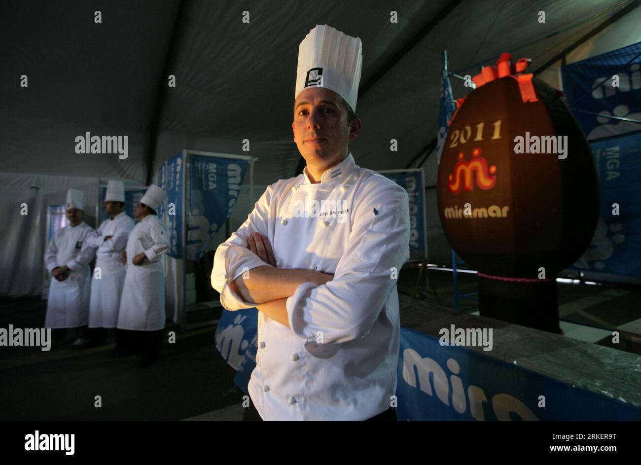 Cook poses hi-res stock photography and images - Alamy