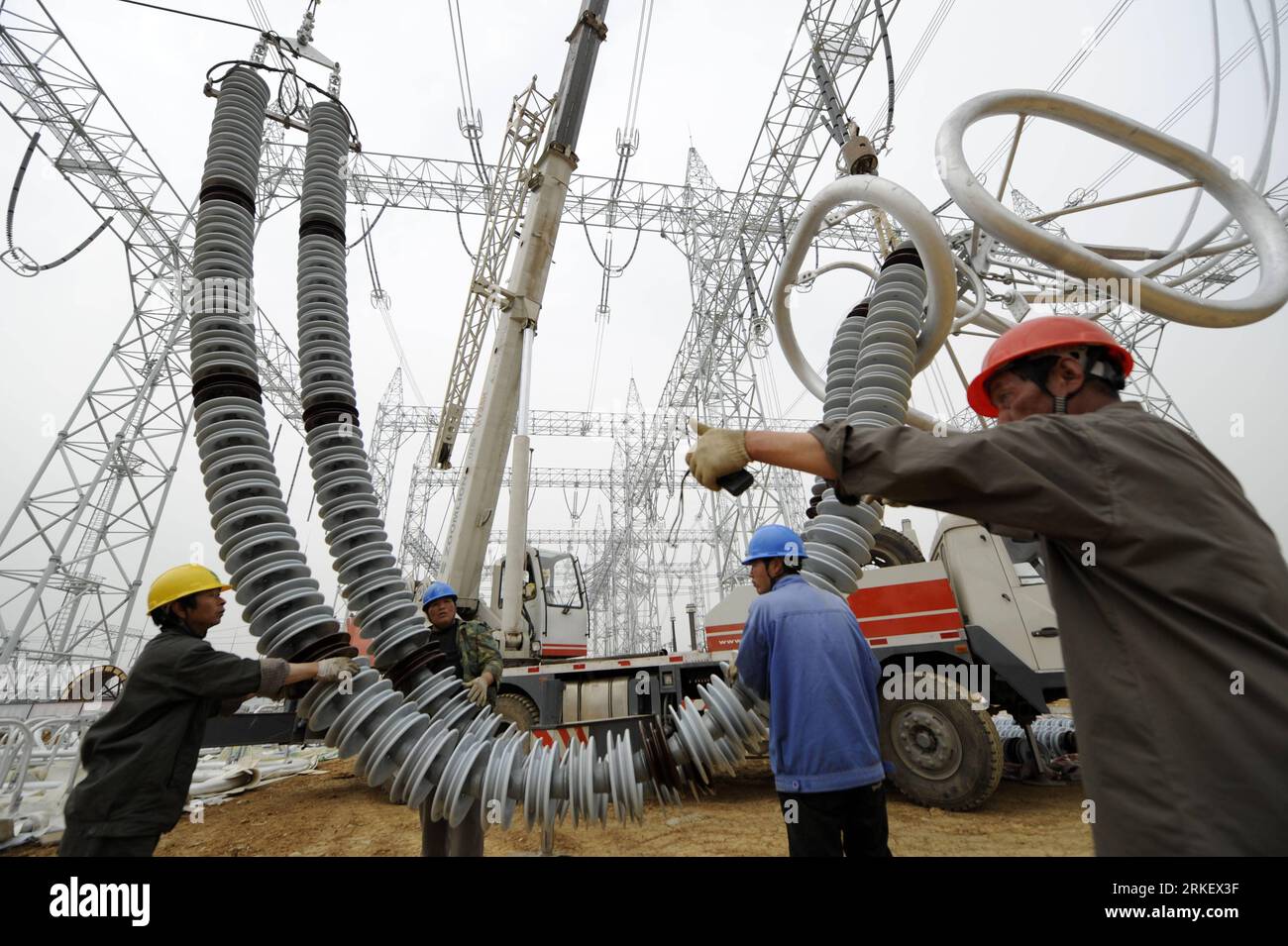 Six insulators hi-res stock photography and images - Alamy