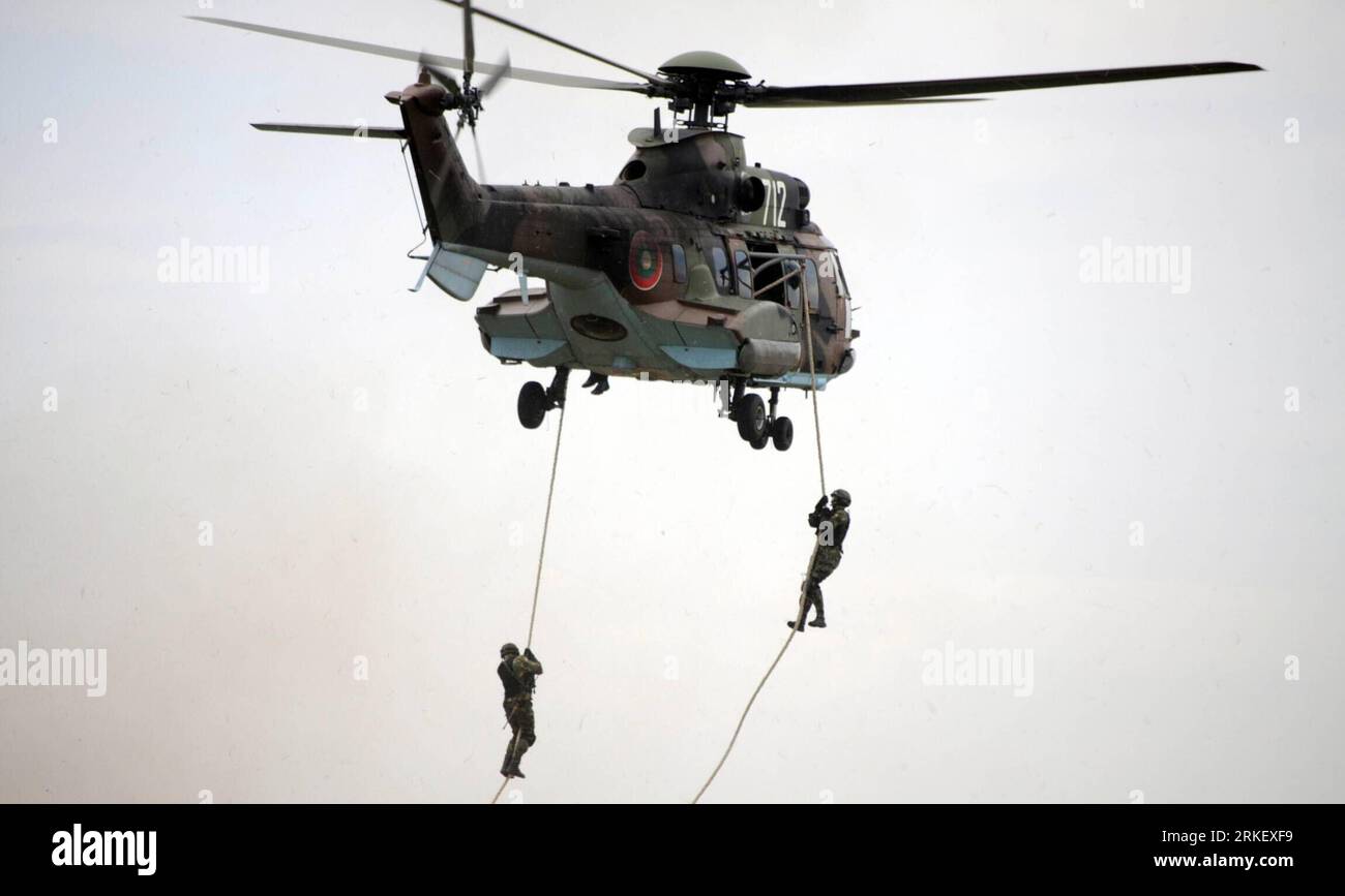 Helicopter soldiers jump hi-res stock photography and images - Alamy