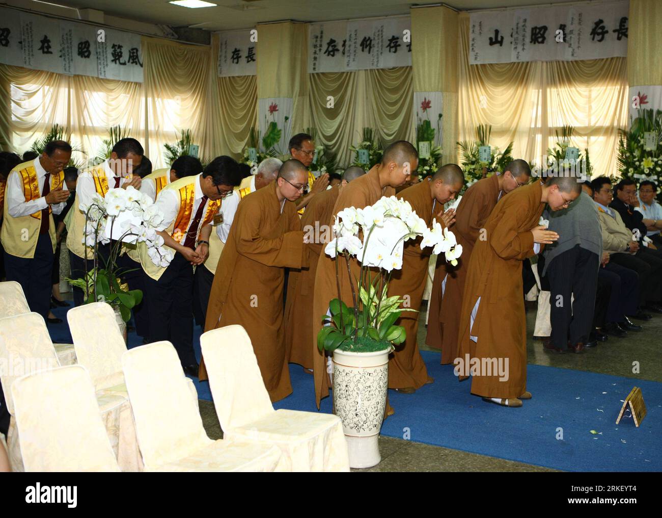 Condolence bow hi-res stock photography and images - Alamy