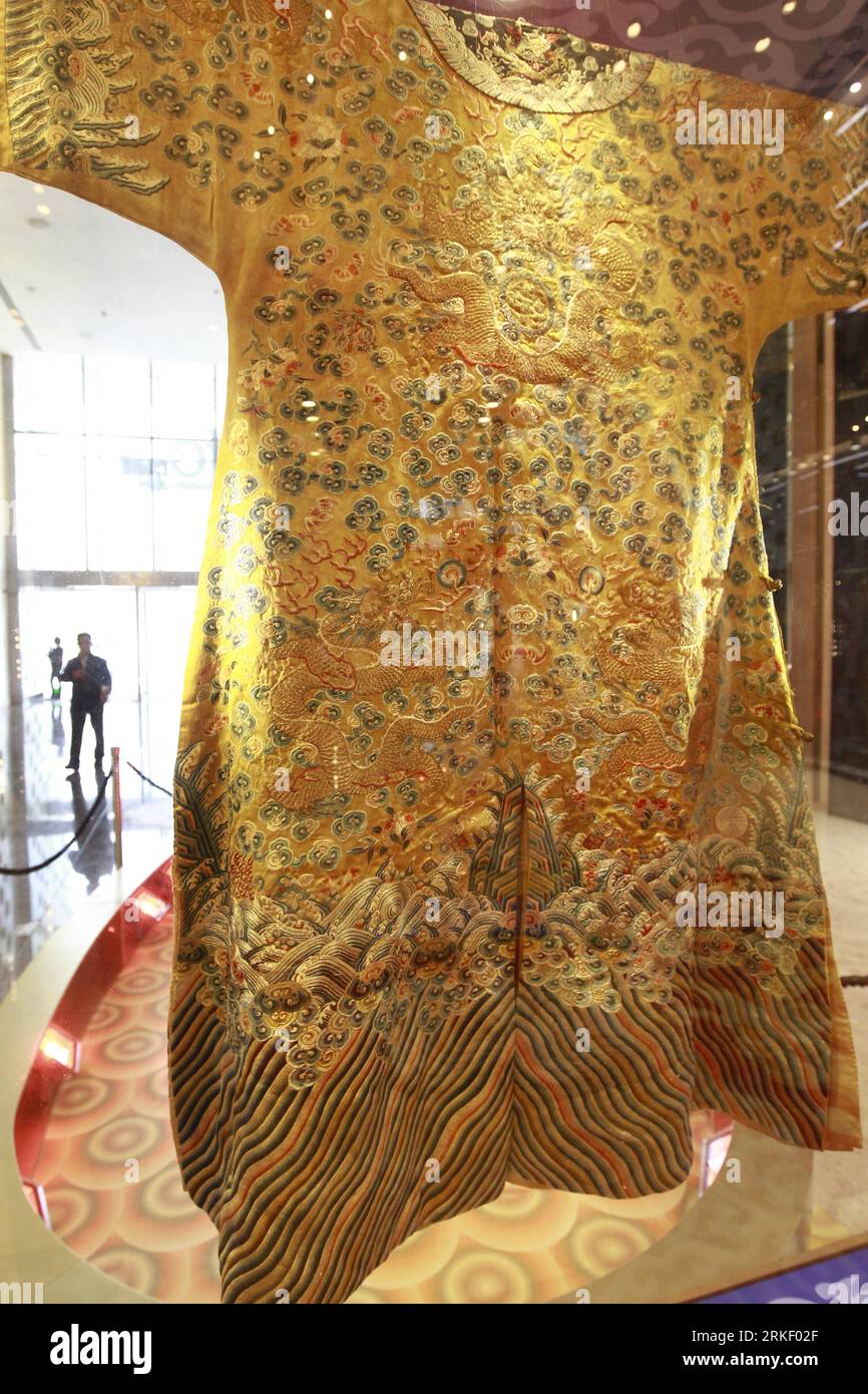 Imperial dragon robe hi-res stock photography and images - Alamy