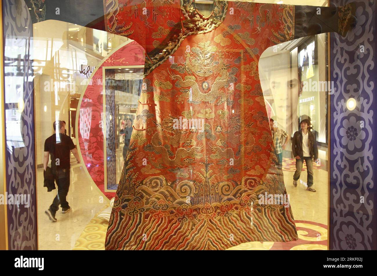 Imperial dragon robe hi-res stock photography and images - Alamy