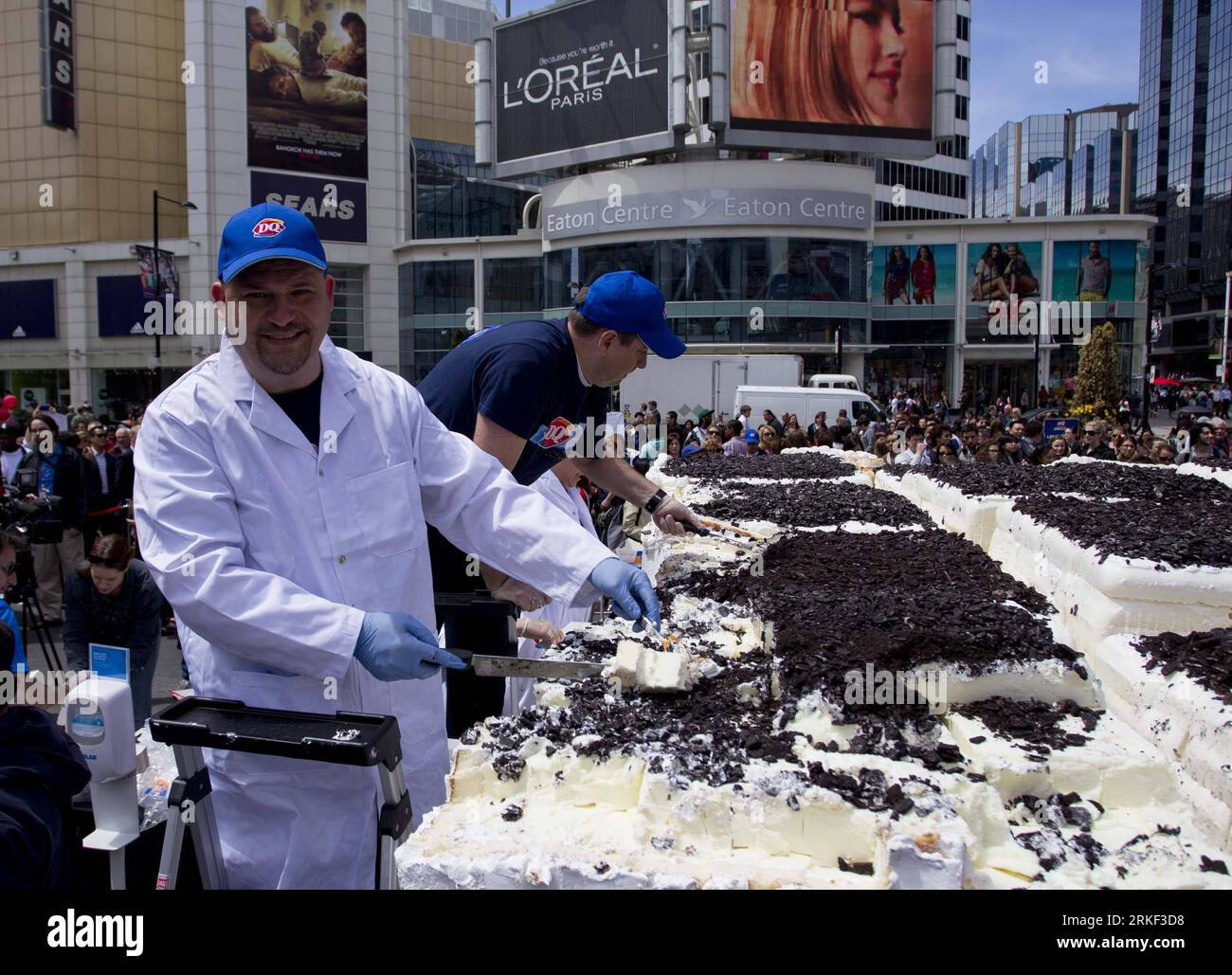 Guinness world record biggest cake hi-res stock photography and images ...