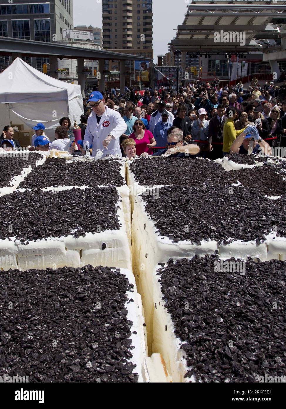 Guinness world record biggest cake hi-res stock photography and images ...