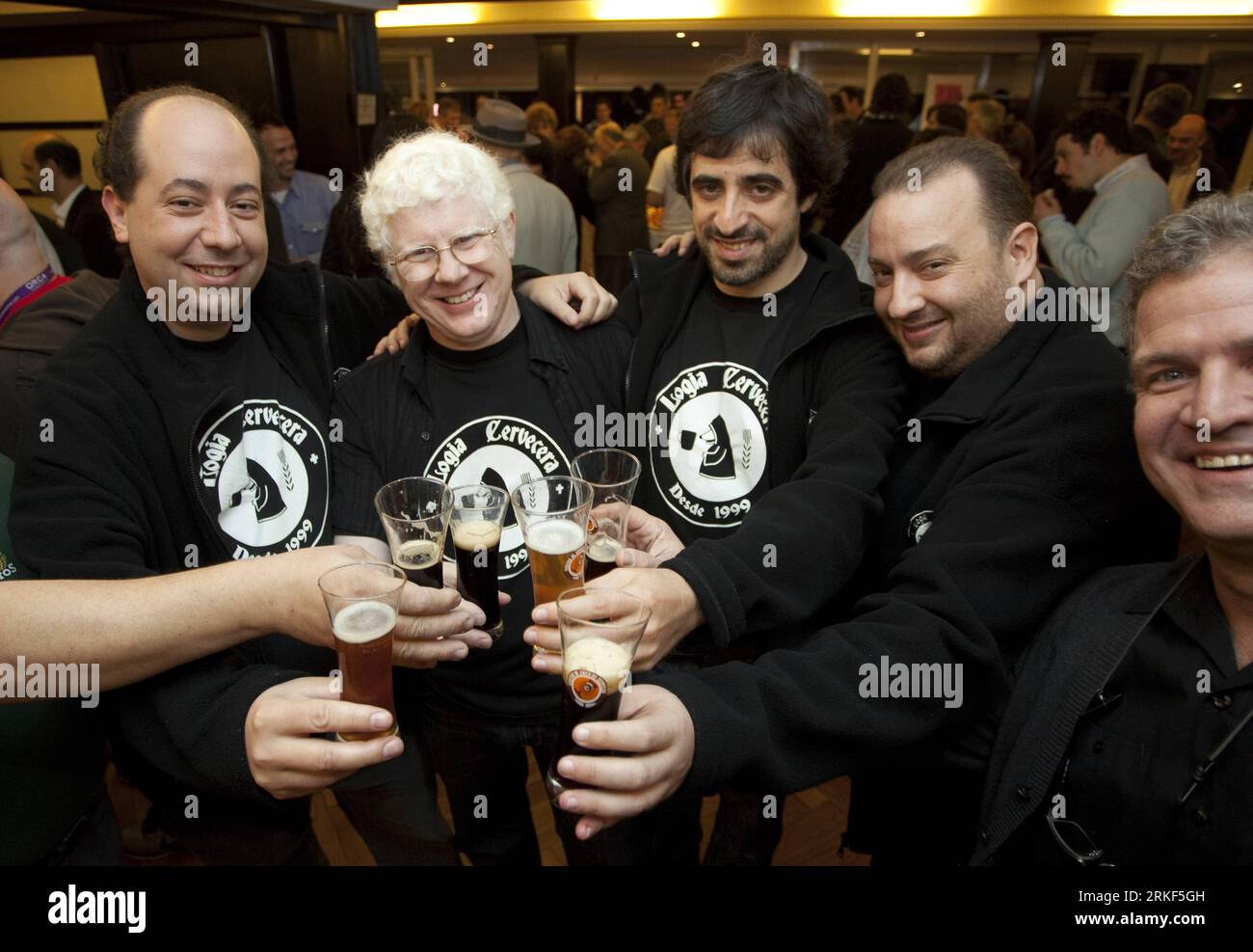 Anstoßen bier hi-res stock photography and images - Alamy