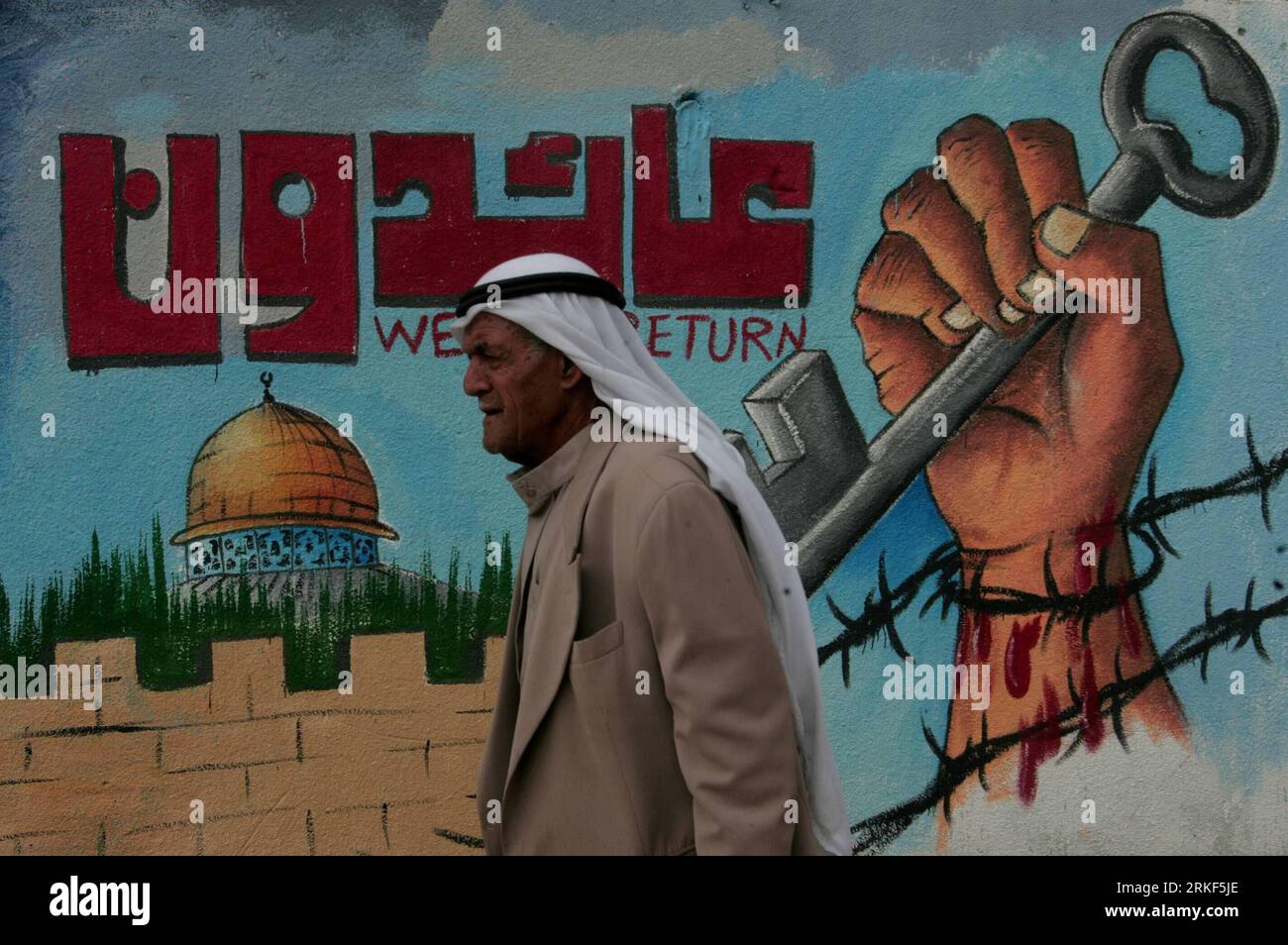 Elderly palestinian walks hi-res stock photography and images - Alamy