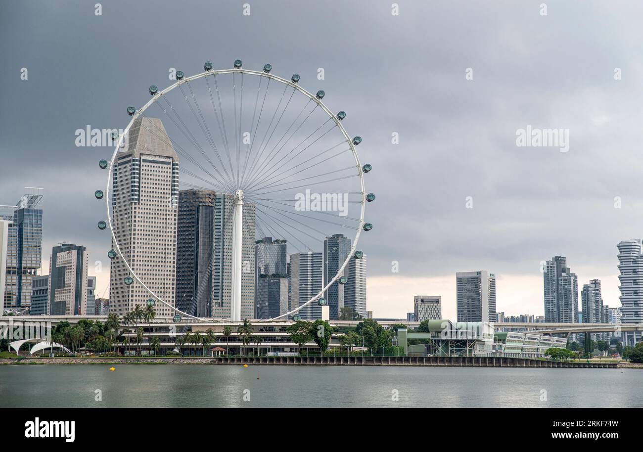 Singapore Flyer at evening - the Largest Ferris Wheel in the World ...
