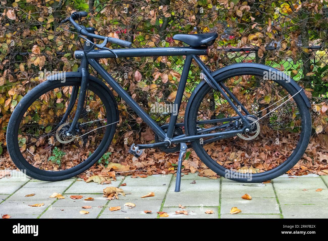 Locked cicycle hi-res stock photography and images - Alamy