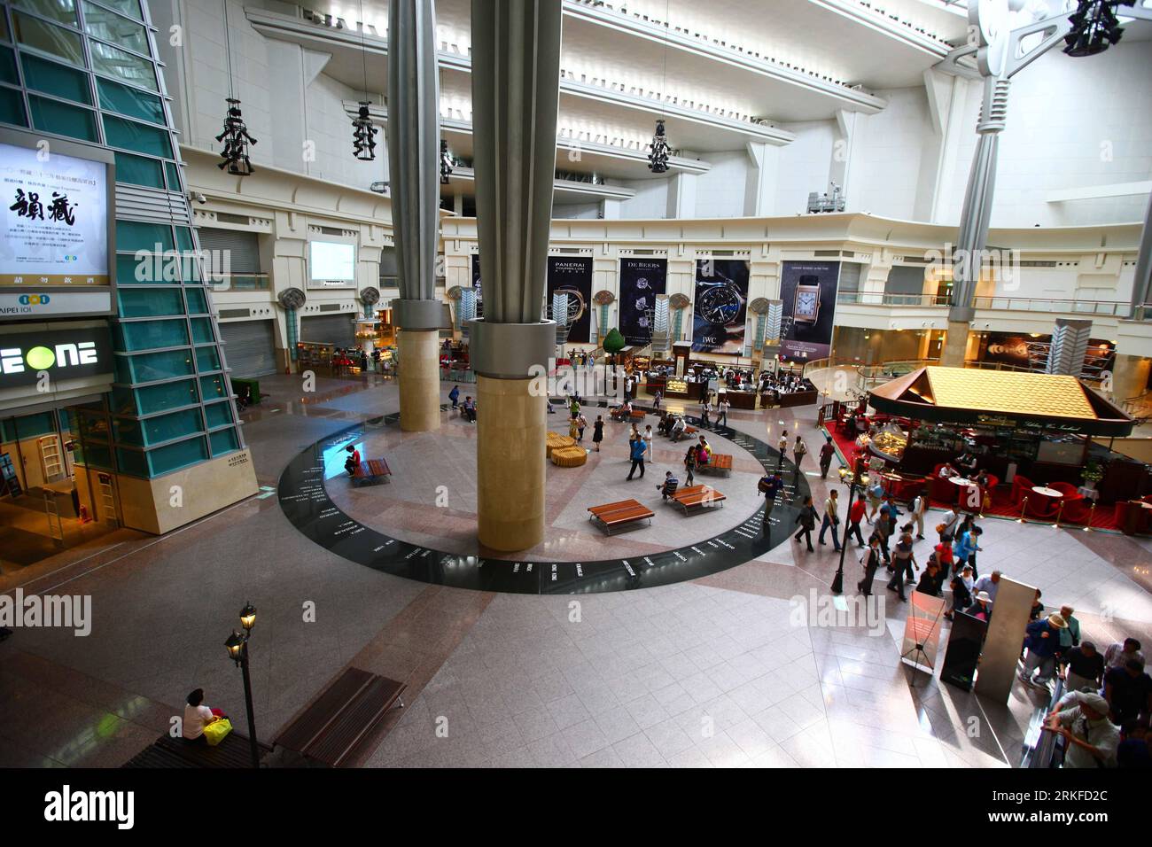Taipei 101 interior hi-res stock photography and images - Alamy